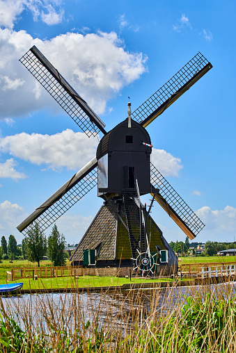 06 15 2013 Kinderdijk 운하와 풍차 오래 된 네덜란드 마을 Kinderdijk 유네스코 세계 문화 유산 네덜란드
