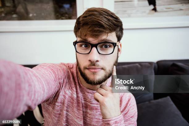 Hipster Selfie를 복용 하 고 재미 있는 얼굴 만들기 20 29세에 대한 스톡 사진 및 기타 이미지 20 29세