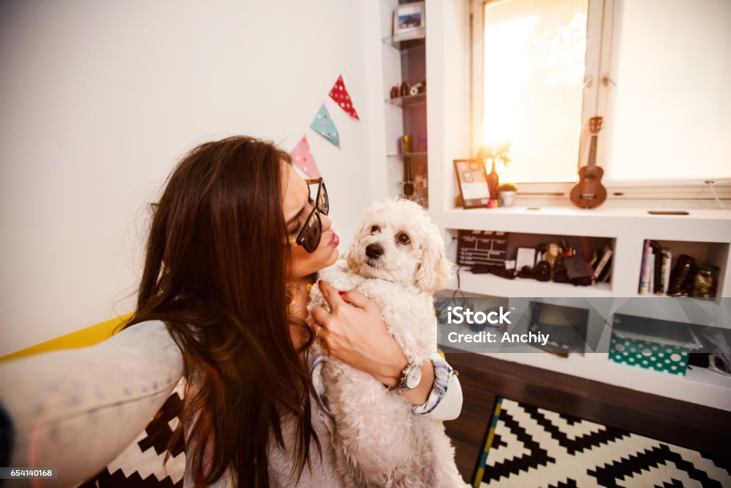 Photo Libre De Droit De Fille Baiser Son Chien Et Prise Selfie Banque Dimages Et Plus Dimages