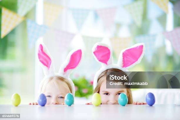 Dua Adik Kecil Yang Lucu Mengenakan Telinga Kelinci Bermain Berburu ... Dua Adik Kecil Yang Lucu Mengenakan Telinga Kelinci Bermain Berburu ...