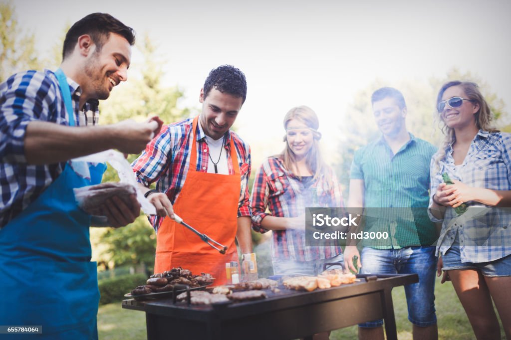 Temanteman Yang Bahagia Memanggang Daging Dan Menikmati Pesta Barbekyu ... Temanteman Yang Bahagia Memanggang Daging Dan Menikmati Pesta Barbekyu ...