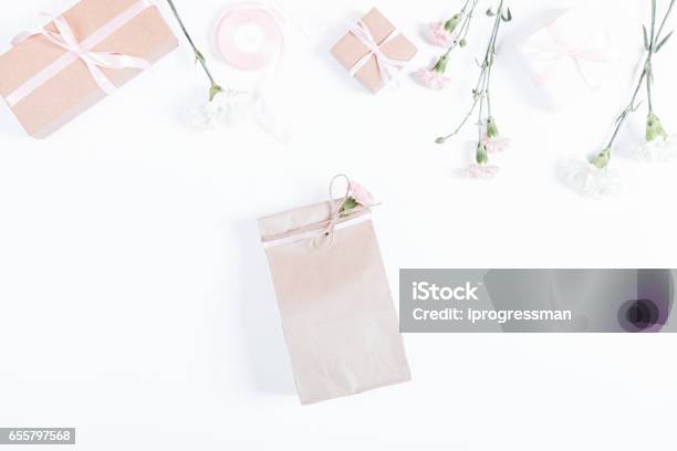 Kotak Dengan Hadiah Pita Kantong Kertas Dan Bunga Di Atas Meja Putih ... Kotak Dengan Hadiah Pita Kantong Kertas Dan Bunga Di Atas Meja Putih ...