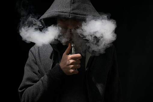 Vaping 남자 흡연 구름의 많은 까마귀를 입고 어두운 배경에 절연 검은색에 대한 스톡 사진 및 기타 이미지 검은색 구름