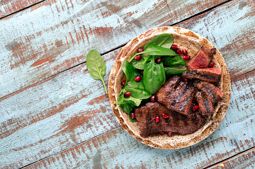 Steak Daging Sapi Dengan Daun Bayam Dan Delima Dalam Piring Di Atas