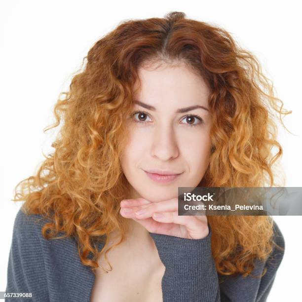 Photo Libre De Droit De Portrait Dune Jeune Fille Souriante Aux Cheveux