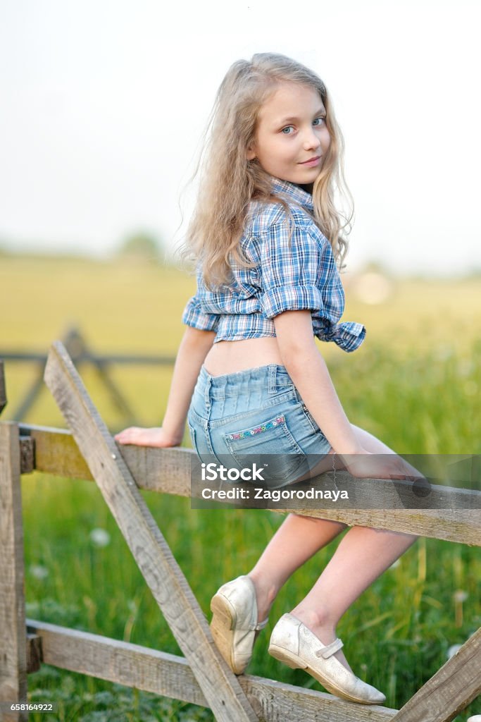 Potret Seorang Gadis Kecil Yang Cantik Dengan Bunga Foto Stok - Unduh ... Potret Seorang Gadis Kecil Yang Cantik Dengan Bunga Foto Stok - Unduh ...