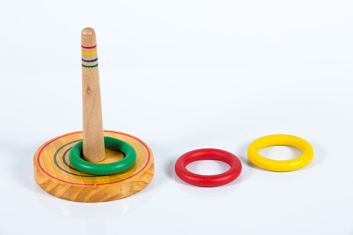 Quoits 흰색 배경에 고립 된 나무 장난감 고리 던지기에 대한 스톡 사진 및 기타 이미지 고리 던지기 던지기 반지
