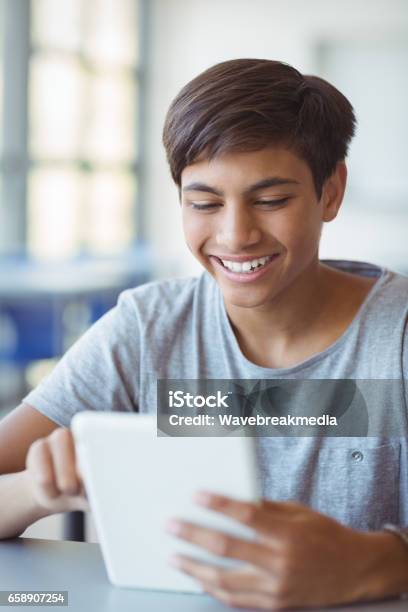 Photo libre de droit de Écolier Heureux À Laide De Tablette Numérique ... Photo libre de droit de Écolier Heureux À Laide De Tablette Numérique ...