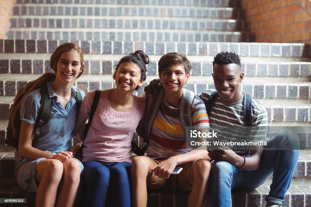 Potret Teman Sekelas Yang Bahagia Duduk Di Tangga Foto Stok - Unduh ... Potret Teman Sekelas Yang Bahagia Duduk Di Tangga Foto Stok - Unduh ...