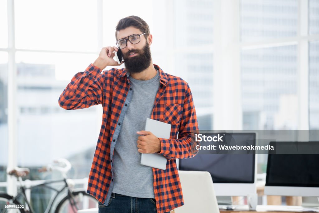 Hipster 태블릿 및 스마트폰 사용 하 여 20 29세에 대한 스톡 사진 및 기타 이미지 20 29세 25 29세 남