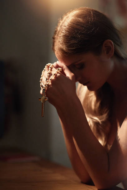 Kneeling In Church Afbeeldingen Beelden En Stockfotos Istock