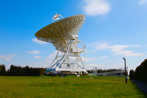 Radiotelescope 안테나 접시 Seti 외계 신호 연구 프로그램 천문대 폴란드의 Torun 전파 기술 Reciver