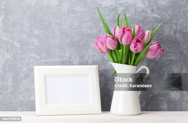 Buket Tulip Merah Muda Segar Dan Bingkai Foto Foto Stok - Unduh Gambar ... Buket Tulip Merah Muda Segar Dan Bingkai Foto Foto Stok - Unduh Gambar ...