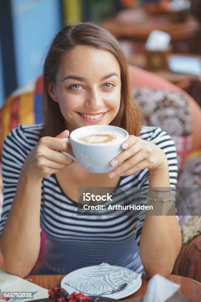 Wanita Muda Duduk Di Dalam Ruangan Di Kafe Perkotaan Foto Stok Unduh