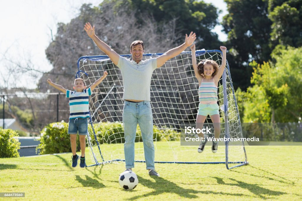 Photo Libre De Droit De Heureux Père Jouer Au Foot Avec Son Fils Et Sa