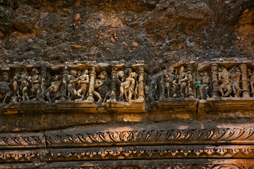 Qutub Minar 복잡 한 델리 인도에 아치를 통해 본 Qutub Minar 미 나 렛 0명에 대한 스톡 사진 및 기타