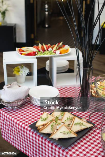 Expencive 식당에서 테이블에 접시에 토마토와 신선한 클럽 샌드위치 삼각 형태 0명에 대한 스톡 사진 및 기타 이미지