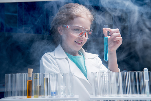 실험실에서 튜브에서 시약과 고글에 사랑스러운 어린 소녀 Stem 주제에 대한 스톡 사진 및 기타 이미지 Stem 주제 개인