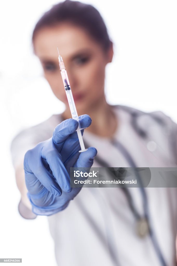 Dokter Memegang Suntikan Dengan Jarum Dengan Fokus Pada Injeksi Foto ... Dokter Memegang Suntikan Dengan Jarum Dengan Fokus Pada Injeksi Foto ...