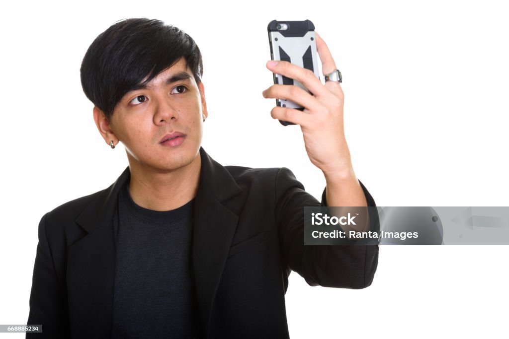 Studioaufnahme Von Cool Schönen Asiatischen Mann Unter Selfie Mit Handy ... Studioaufnahme Von Cool Schönen Asiatischen Mann Unter Selfie Mit Handy ...