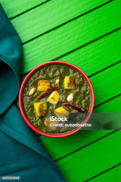 Tasty Palak Paneer Served With Nan Naan Roti Chapati Fulka Tandoori