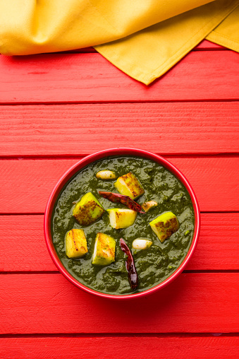 Tasty Palak Paneer Served With Nan Naan Roti Chapati Fulka Tandoori