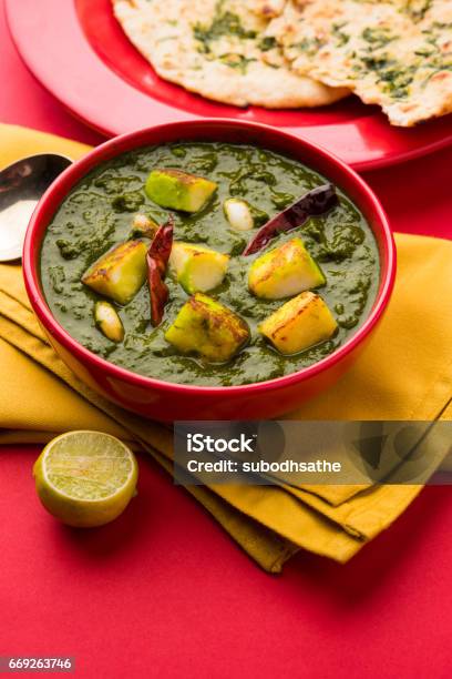 Tasty Palak Paneer Served With Nan Naan Roti Chapati Fulka Tandoori