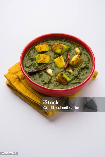 Tasty Palak Paneer Served With Nan Naan Roti Chapati Fulka Tandoori