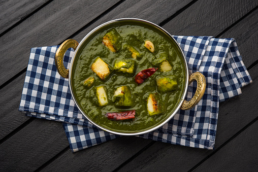 Tasty Palak Paneer Served With Nan Naan Roti Chapati Fulka Tandoori