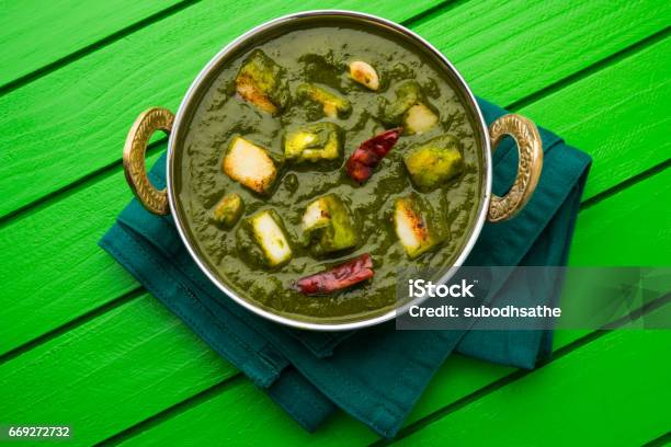 Tasty Palak Paneer Served With Nan Naan Roti Chapati Fulka Tandoori