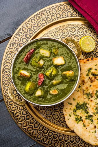 Tasty Palak Paneer Served With Nan Naan Roti Chapati Fulka Tandoori