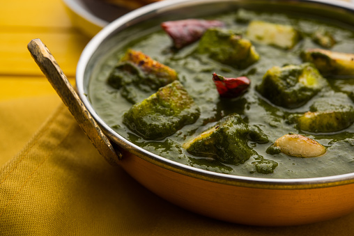 Tasty Palak Paneer Served With Nan Naan Roti Chapati Fulka Tandoori