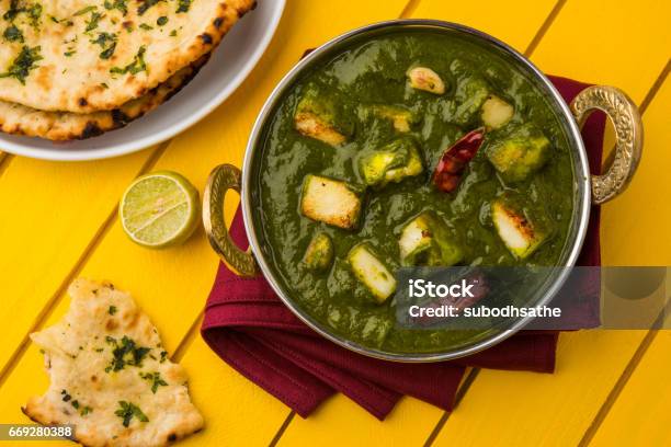 Tasty Palak Paneer Served With Nan Naan Roti Chapati Fulka Tandoori