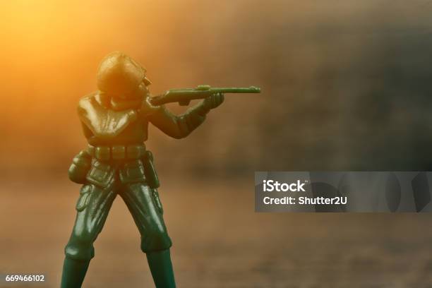 Tentara Memegang Pistol Yang Ditujukan Untuk Musuh Foto Stok Unduh