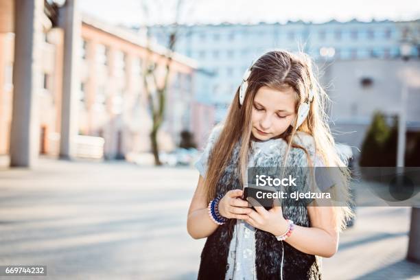 Anak Perempuan Mendengarkan Musik Dari Smartphonenya Foto Stok - Unduh ... Anak Perempuan Mendengarkan Musik Dari Smartphonenya Foto Stok - Unduh ...