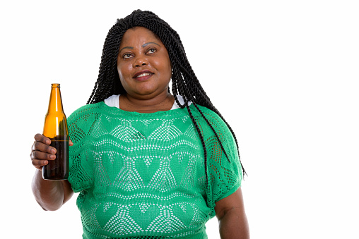 Studioaufnahme Von Glücklich Fette Schwarze Afrikanische Frau Lächelnd ... Studioaufnahme Von Glücklich Fette Schwarze Afrikanische Frau Lächelnd ...