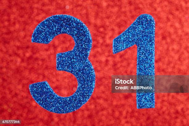 Numéro Trente Et Un Couleur Bleue Sur Un Fond Rouge Anniversaire ... Numéro Trente Et Un Couleur Bleue Sur Un Fond Rouge Anniversaire ...