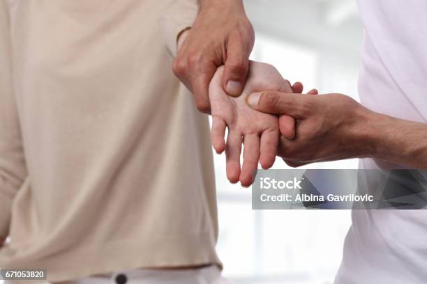 Acupressure 여성의 손에 치유 치료 치료를 하 고 치료사 대체 의학 통증 완화 개념 개념과 주제에 대한 스톡 사진 및