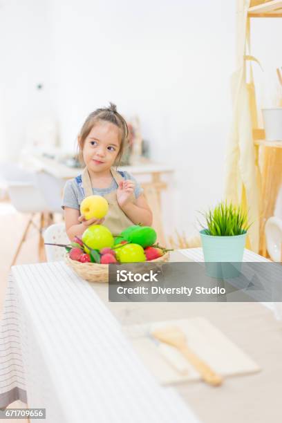 Gadis Kecil Yang Cantik Dengan Buahbuahan Di Keranjang Di Meja Dapur Di ... Gadis Kecil Yang Cantik Dengan Buahbuahan Di Keranjang Di Meja Dapur Di ...