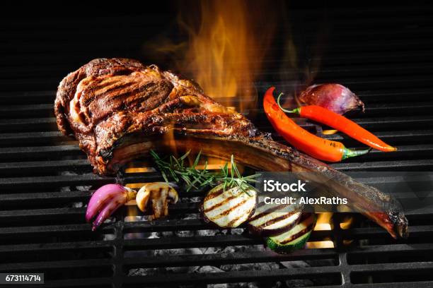 Tomahawk Rib Daging Sapi Steak Di Atas Panggangan Foto Stok Unduh