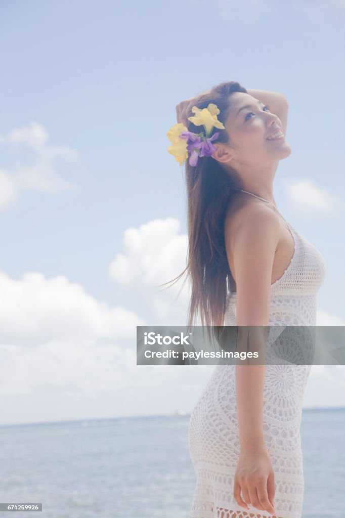 여자는 바닷가에 올려 20 29세에 대한 스톡 사진 및 기타 이미지 20 29세 계절 관광 리조트 Istock