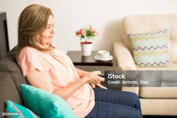 Wanita Tua Kesepian Memegang Remote Control Foto Stok Unduh Gambar Sekarang Menonton Tv