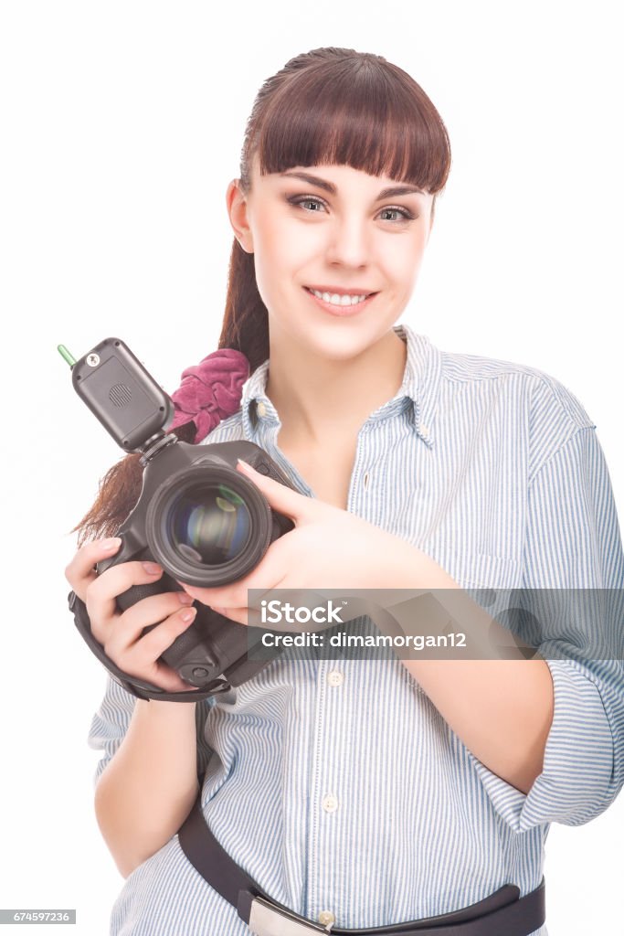 Weibliche Fotografin Hält Eine Professionelle Kamera Und Lächelt ... Weibliche Fotografin Hält Eine Professionelle Kamera Und Lächelt ...
