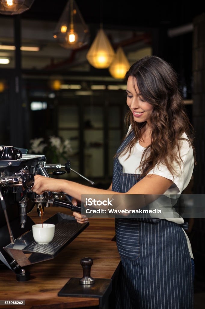 바리 스타 커피 기계와 준비 20 24세에 대한 스톡 사진 및 기타 이미지 20 24세 20 29세 기계류 Istock