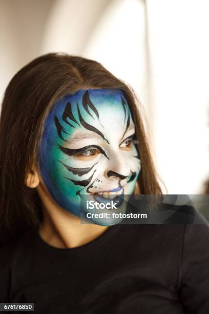 Photo Libre De Droit De Portrait Dune Jeune Fille Avec De La Peinture