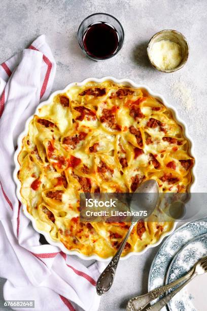 Conchiglioni 박제 Bolognese 소스에에서 구운 다진된 고기 속을 채운에 대한 스톡 사진 및 기타 이미지 속을