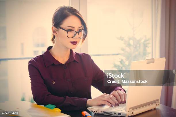 Wanita Muda Cantik Duduk Di Meja Dan Bekerja Dengan Laptop Di Kantornya