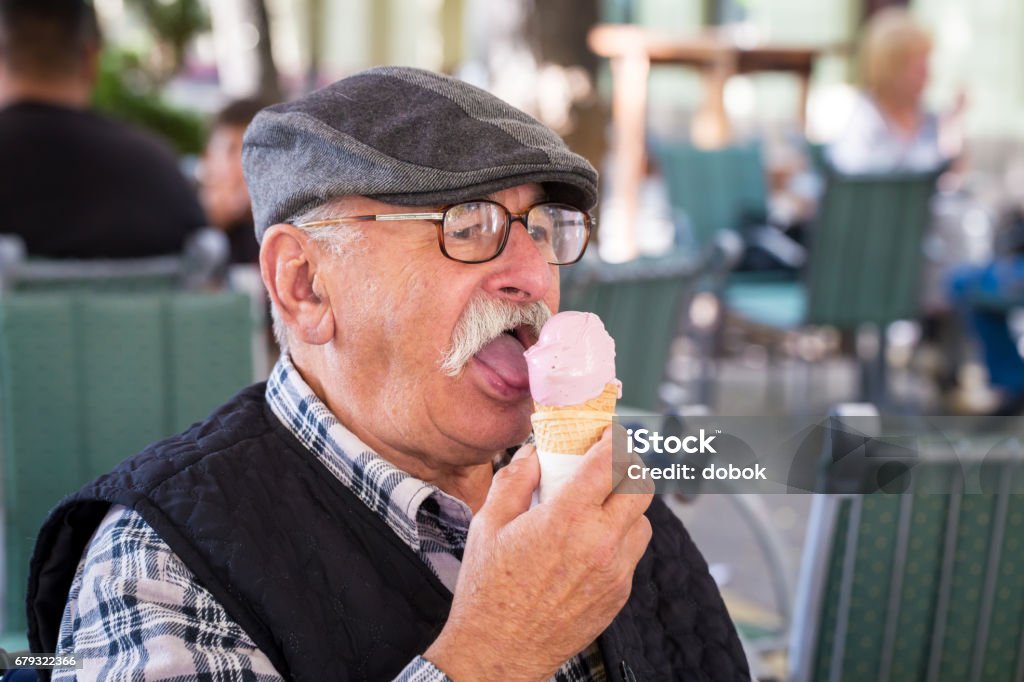 Orang Tua Makan Es Krim Foto Stok - Unduh Gambar Sekarang - Es krim ... Orang Tua Makan Es Krim Foto Stok - Unduh Gambar Sekarang - Es krim ...