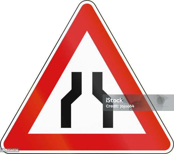 Panneau De Signalisation De Slovénie Route Se Rétrécit Sur Les Deux