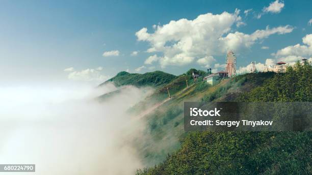 Pemandangan Gunung Dan Lapangan Hijau Yang Menakjubkan Dengan Kereta ... Pemandangan Gunung Dan Lapangan Hijau Yang Menakjubkan Dengan Kereta ...
